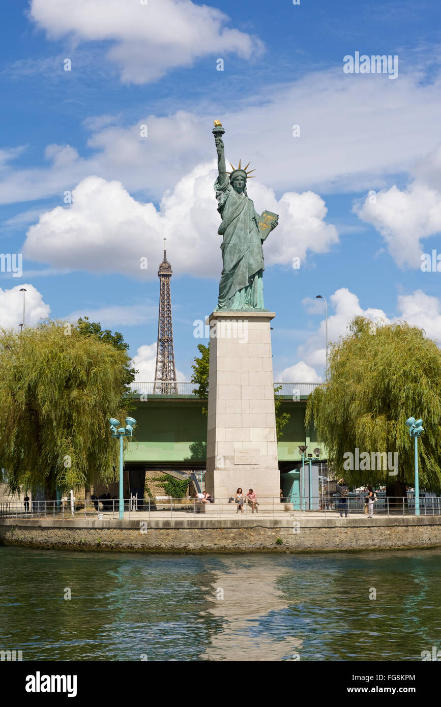 Freiheitsstatue und eiffelturm -Fotos und -Bildmaterial in hoher ...