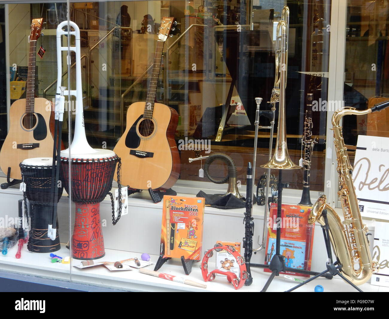 Music shop window -Fotos und -Bildmaterial in hoher Auflösung – Alamy