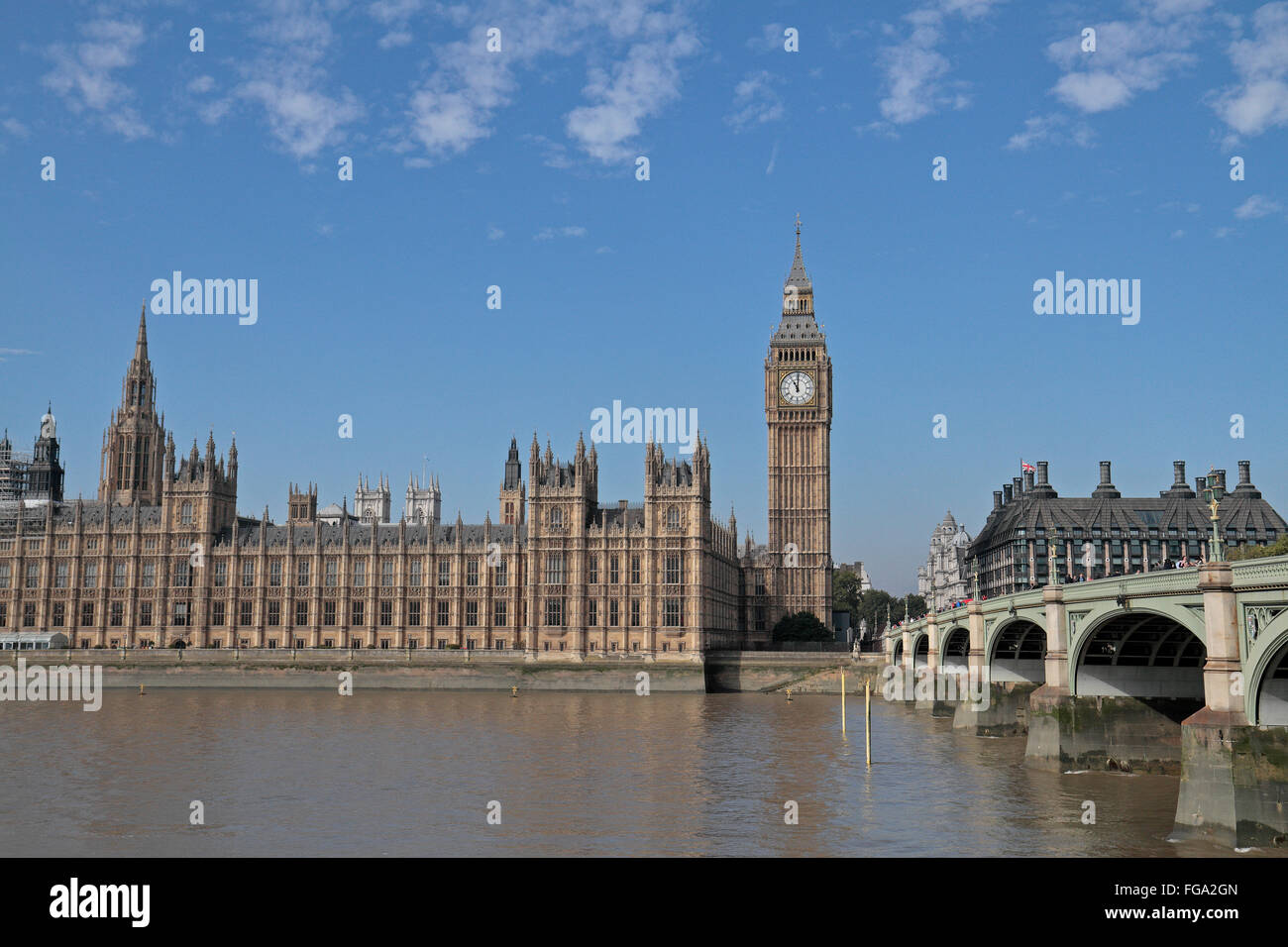 Der Palace of Westminster (Houses of Parliament) und Elizabeth Tower ...