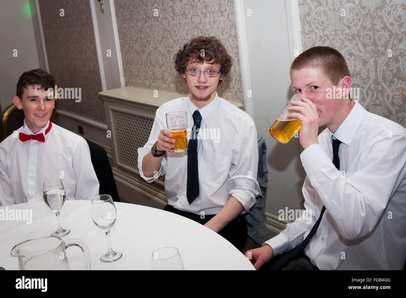 Young teenagers dressed up prom -Fotos und -Bildmaterial in hoher Auflösung – Alamy