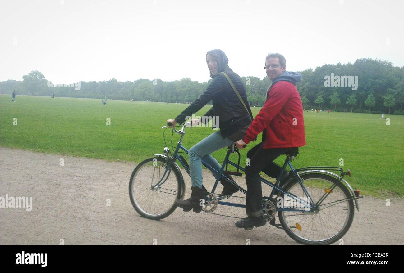 Two women on tandem bicycle -Fotos und -Bildmaterial in hoher Auflösung ...