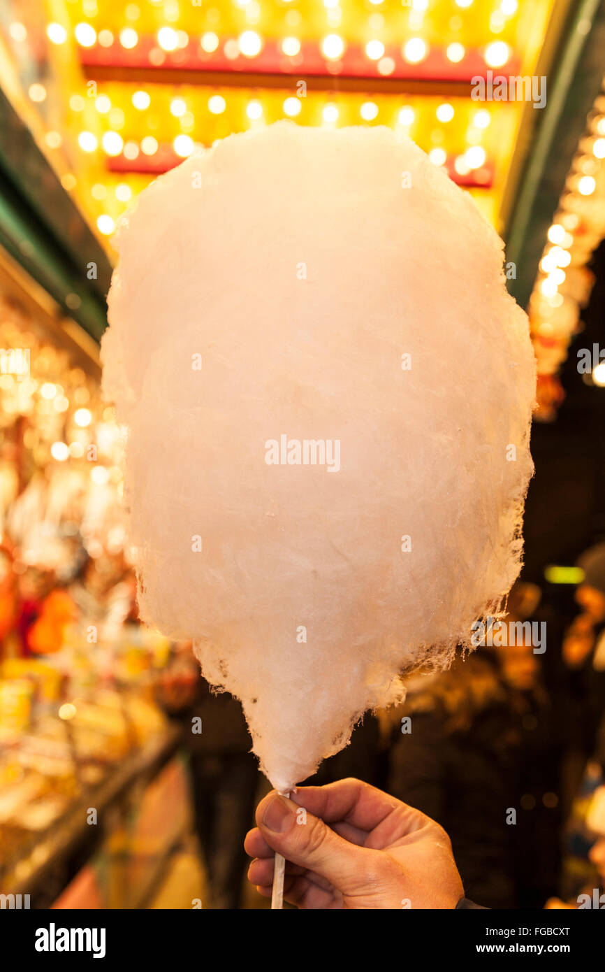 Traditionelle zuckerwatte -Fotos und -Bildmaterial in hoher Auflösung ...