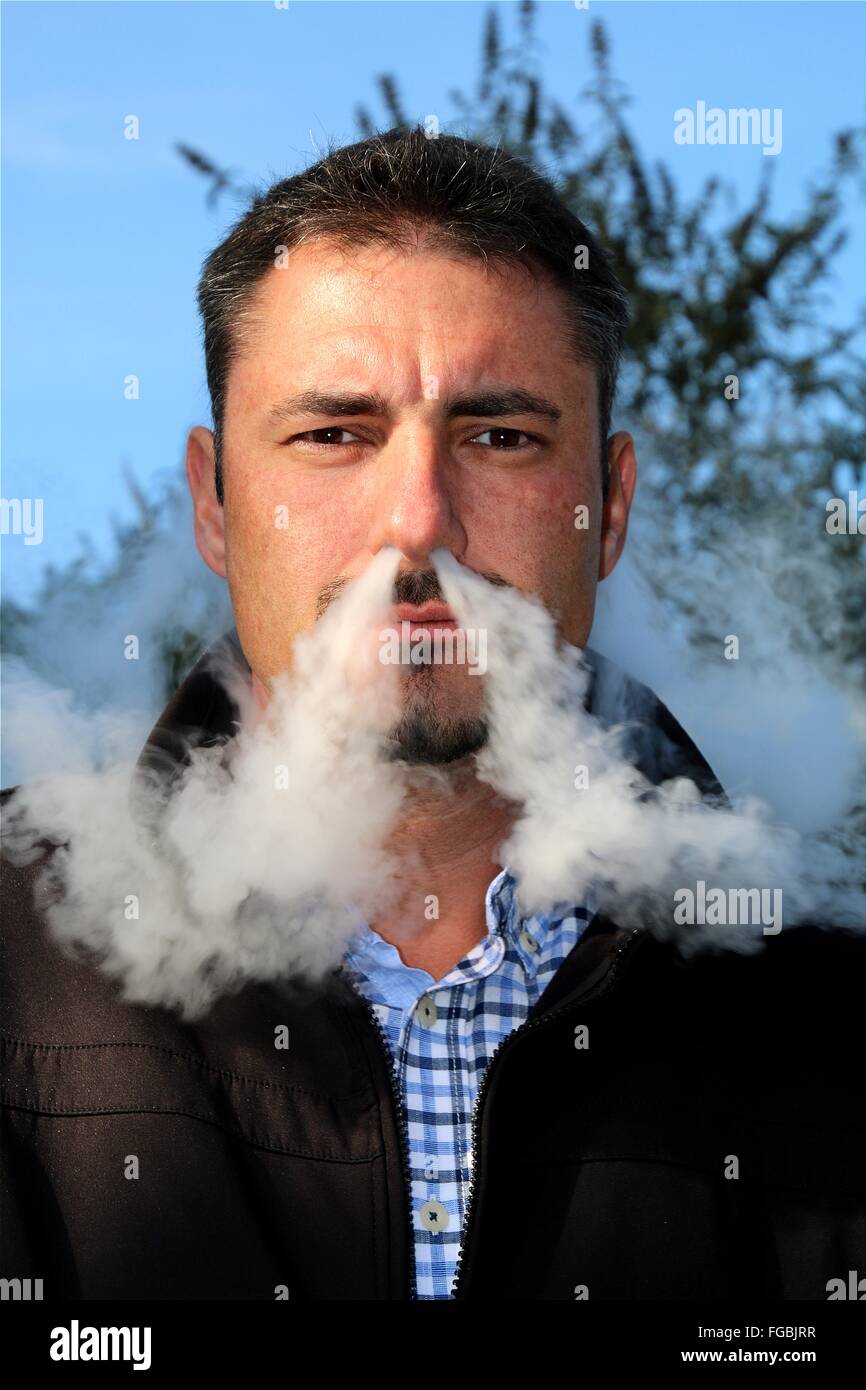 Mann Rauchen Stockfotos und -bilder Kaufen - Alamy