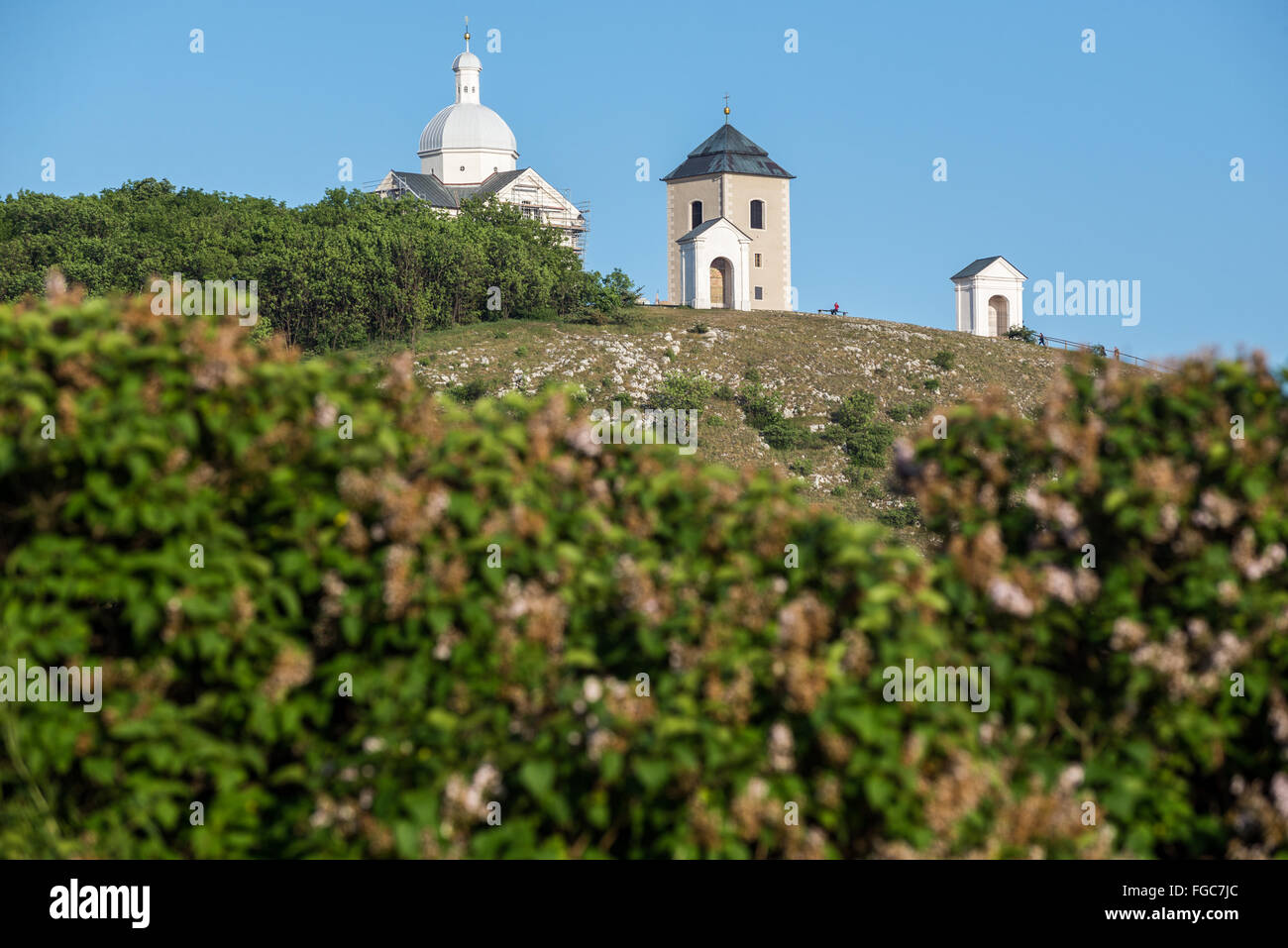 Sankt Sebastian Chapel und Glockenturm auf dem heiligen Hügel (Svaty ...