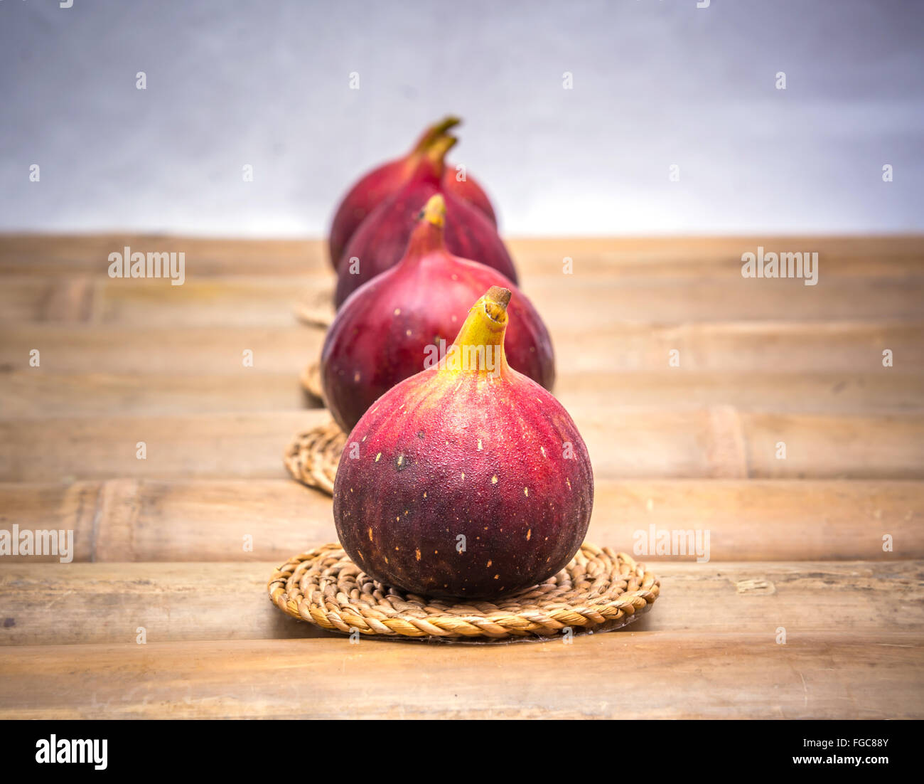 Lila schwarze frucht -Fotos und -Bildmaterial in hoher Auflösung – Alamy