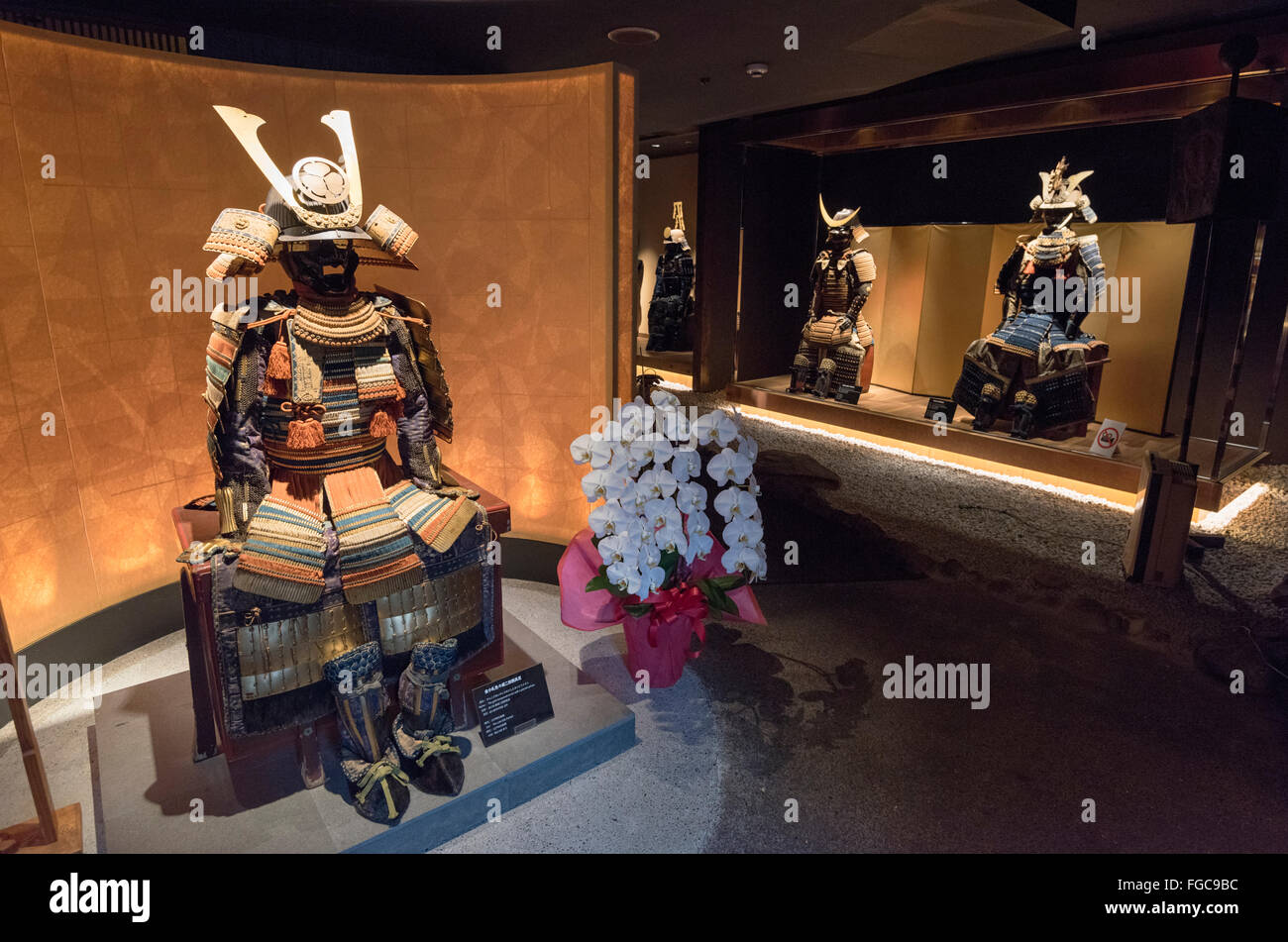 Samurai-Rüstungen erscheinen in der Samurai-Museum in Kabukicho ...