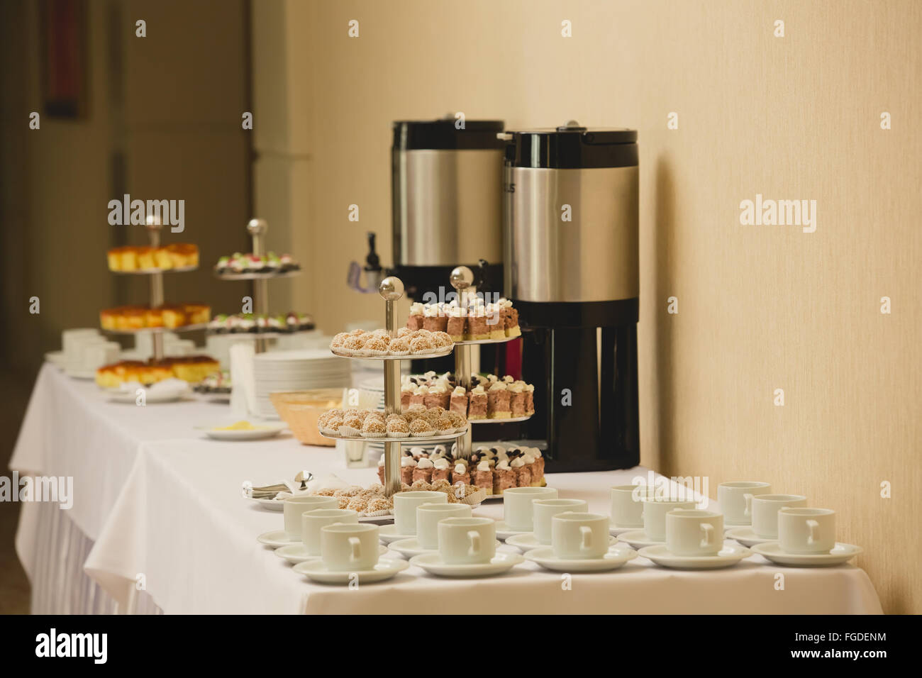 Konferenztisch kaffee -Fotos und -Bildmaterial in hoher Auflösung – Alamy