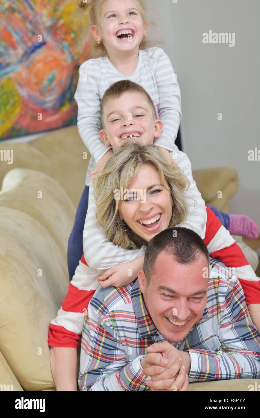 Mutter sohn und tochter zu hause sofa -Fotos und -Bildmaterial in hoher Auflösung – Alamy