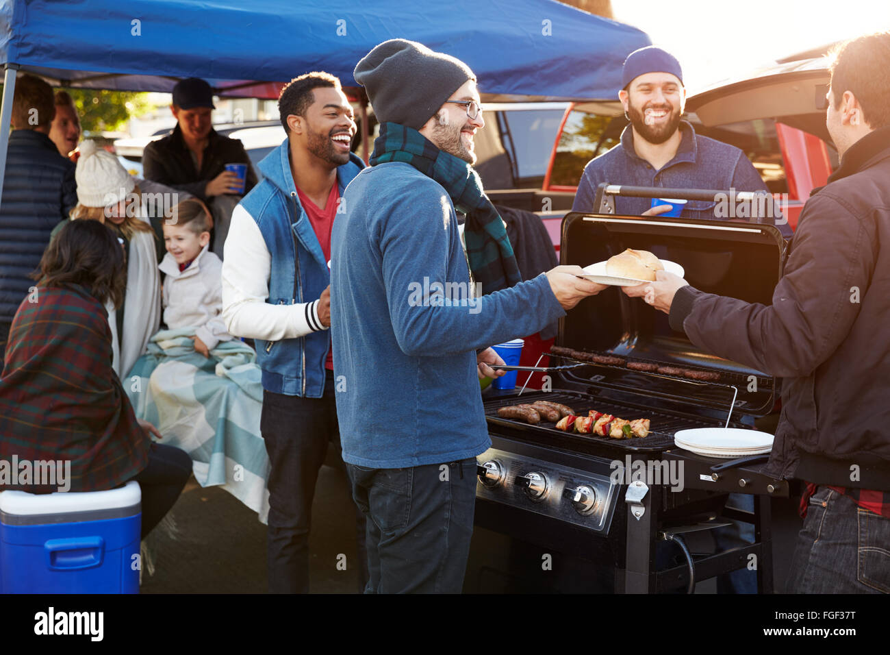Gruppe von Sport-Fans im Stadion-Parkplatz auffahren Stockfotografie ...