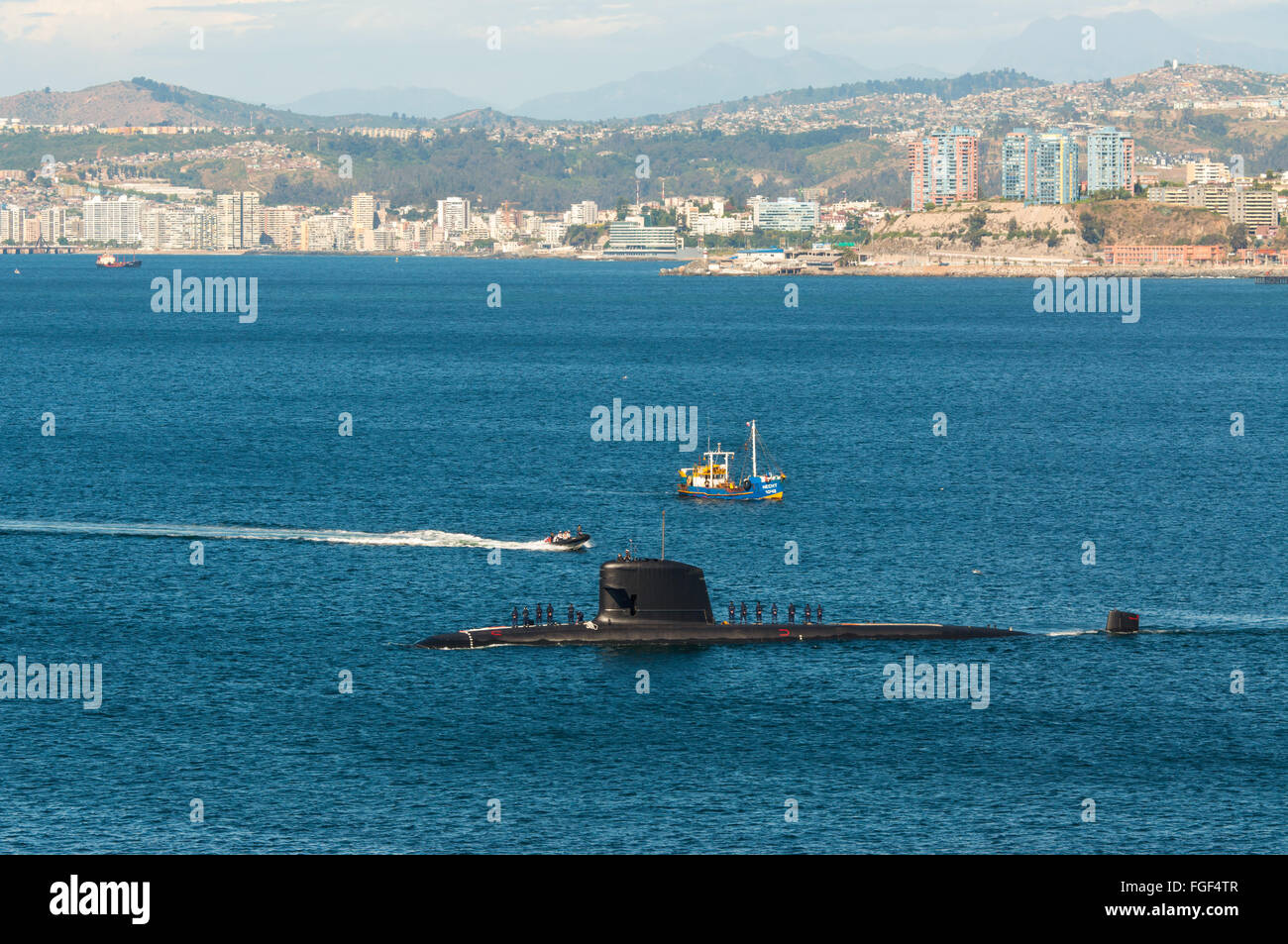 Mannschaft steht auf dem Deck eines Marine u-Boot, wie es zum Hafen ...