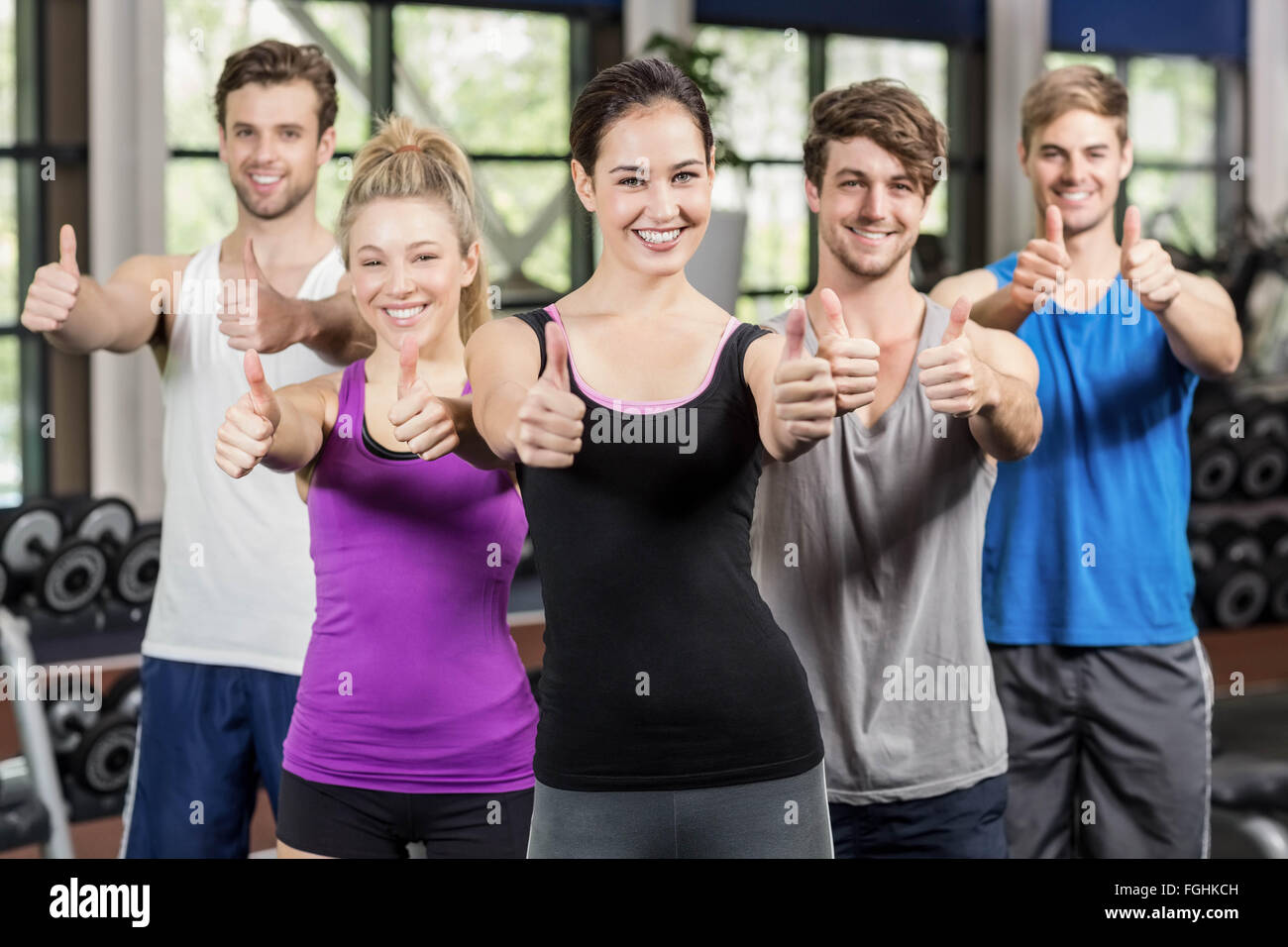 Fitness Klasse zeigen Daumen hoch Stockfotografie - Alamy