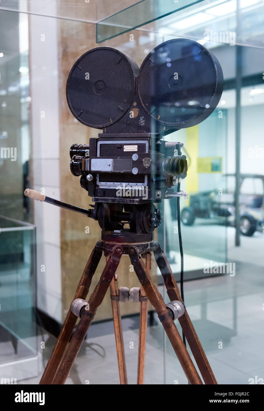 Vintage Retro Movie Camera Tripod Stockfotos & Vintage Retro Movie ...