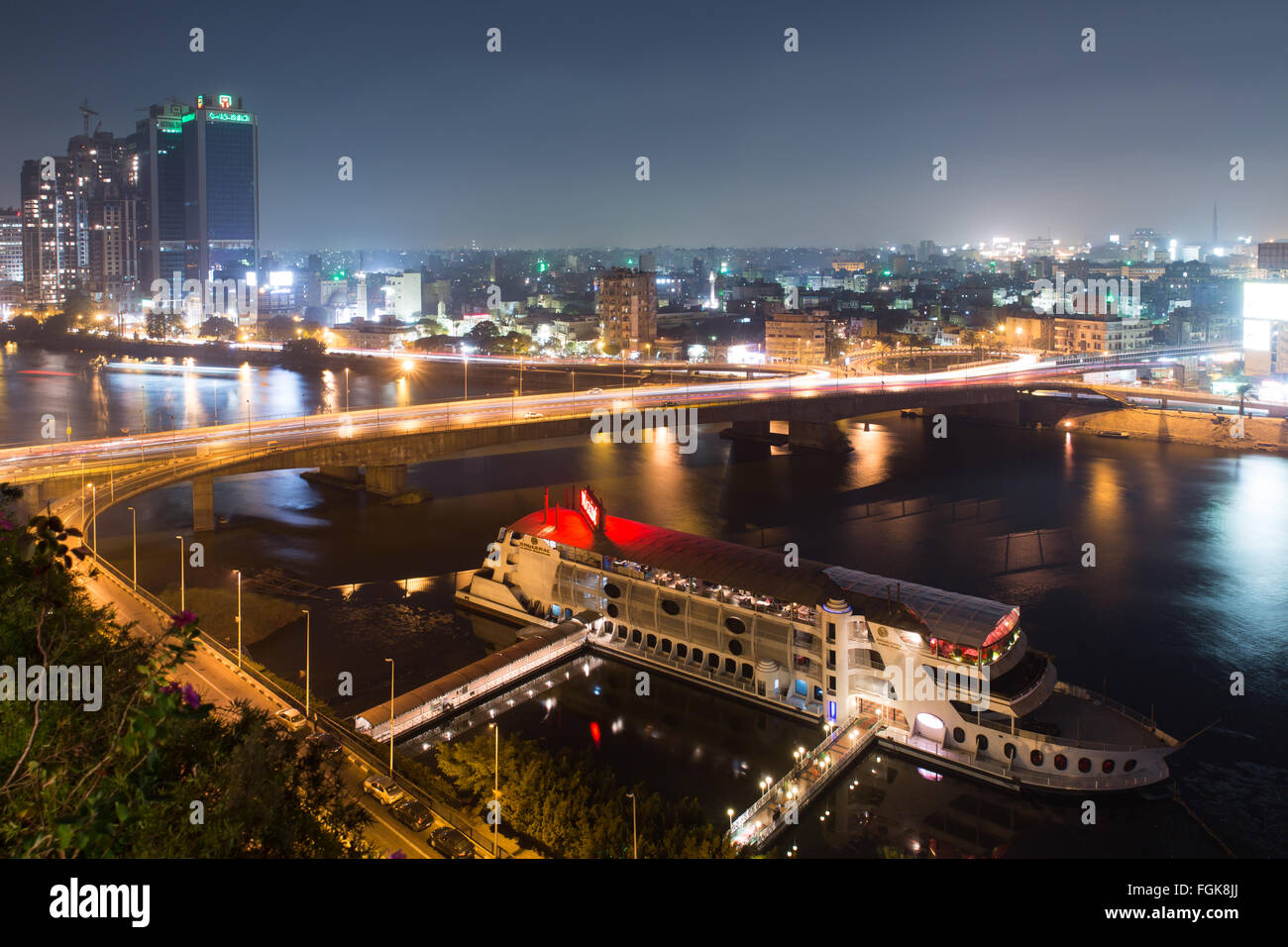 Ampel Wanderwege in Kairo in der Nacht zum 15. Mai Brücke, den Nil und ...