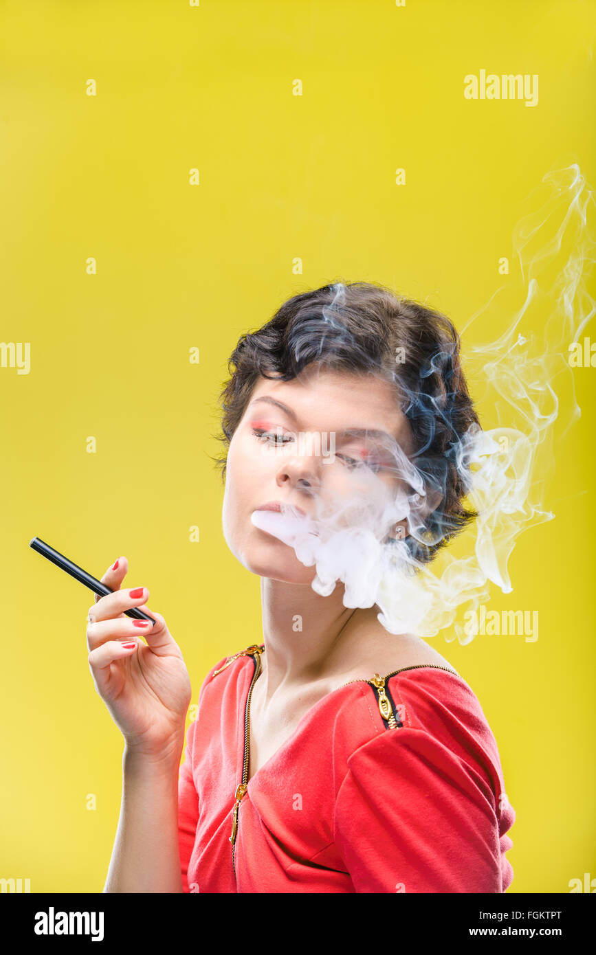 Rauch mit einer elektronischen zigarette -Fotos und -Bildmaterial in ...