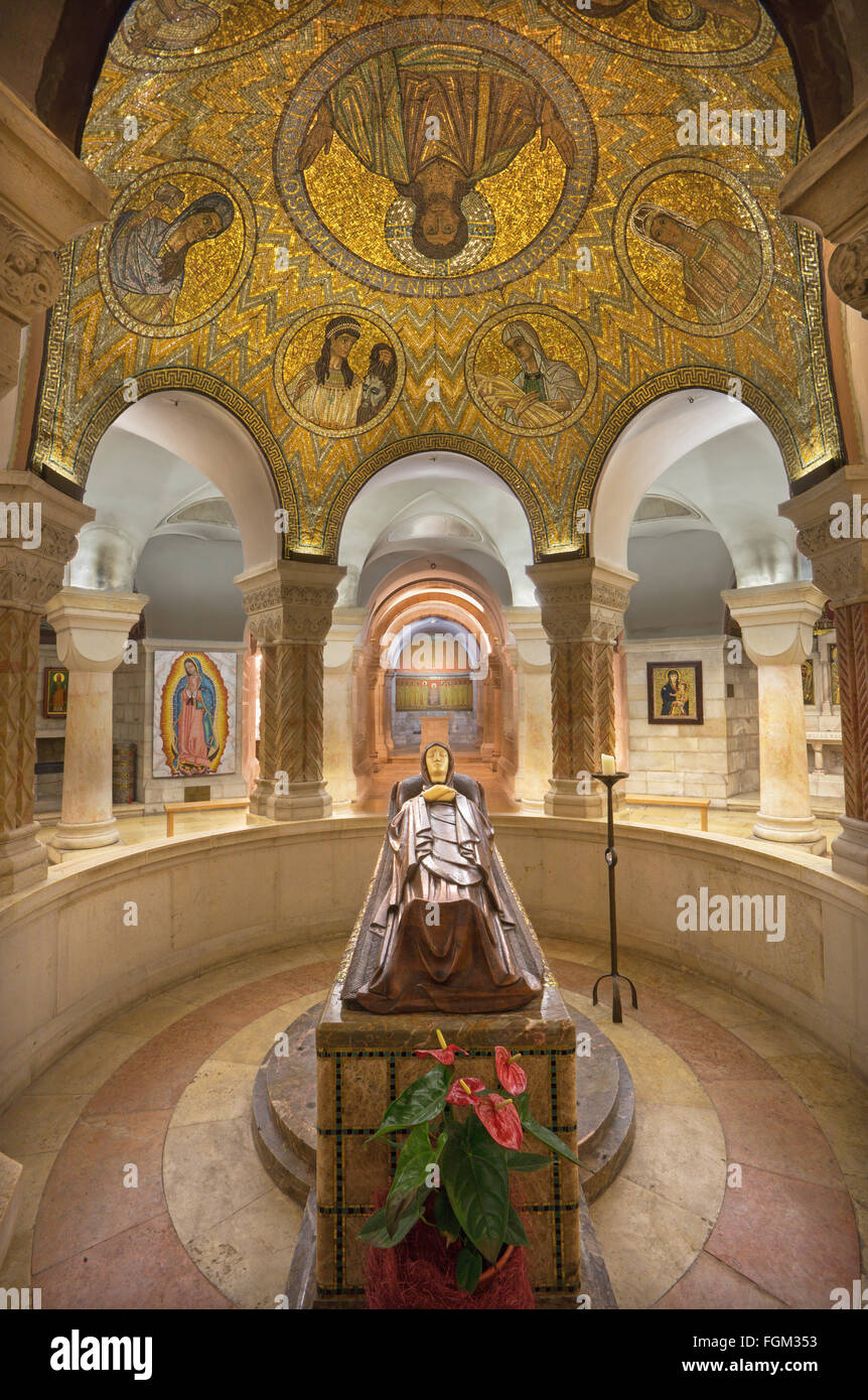 JERUSALEM, ISRAEL - 3. März 2015: Die Krypta der Dormitio-Abtei mit ... JERUSALEM, ISRAEL - 3. März 2015: Die Krypta der Dormitio-Abtei mit ...