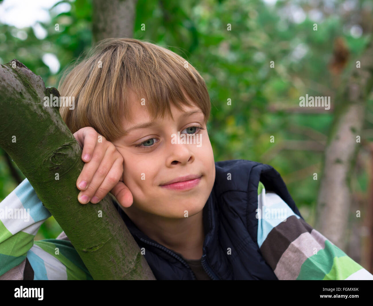 Froher junge -Fotos und -Bildmaterial in hoher Auflösung – Alamy