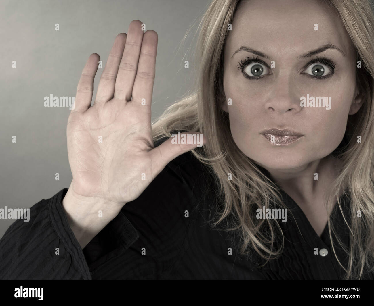 Selbstbewusste Frau zeigt Stoppschild Geste mit der hand ...