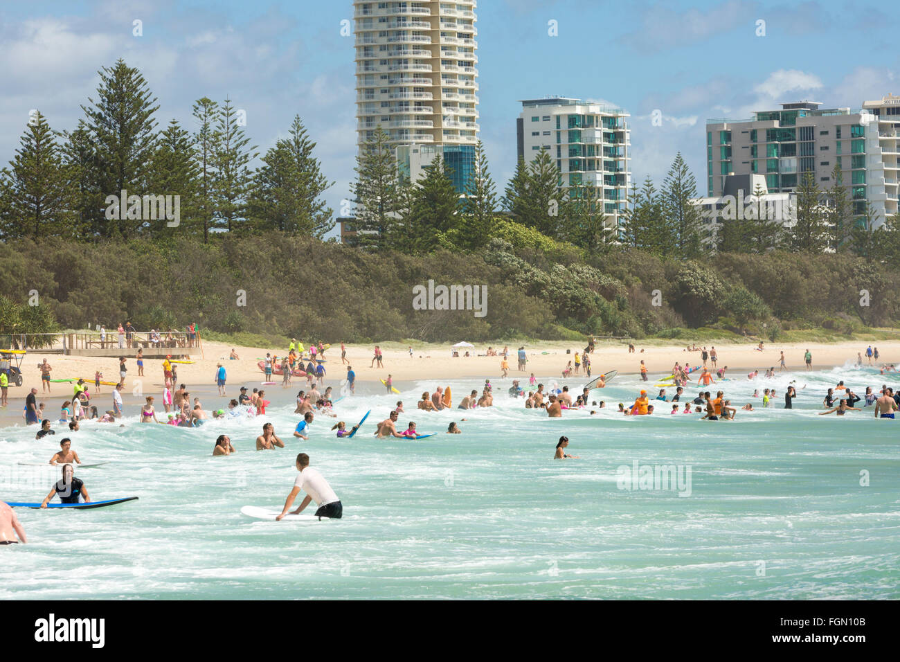 Menschen, die Schwimmen im Meer am Strand von Burleigh Heads, Gold ...