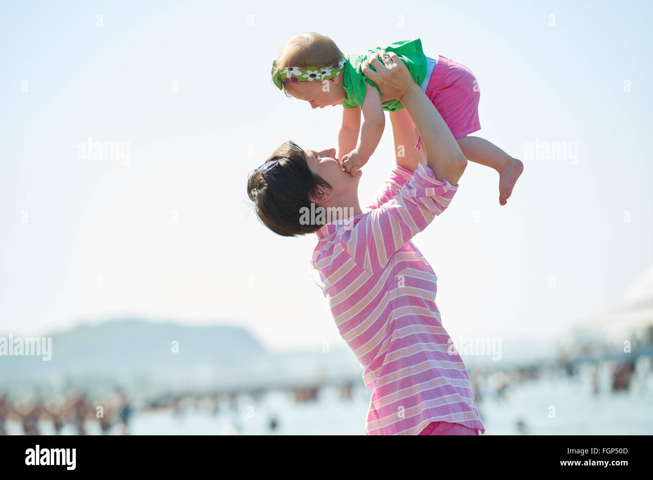Mama und Baby am Strand haben Spaß Stockfotografie - Alamy