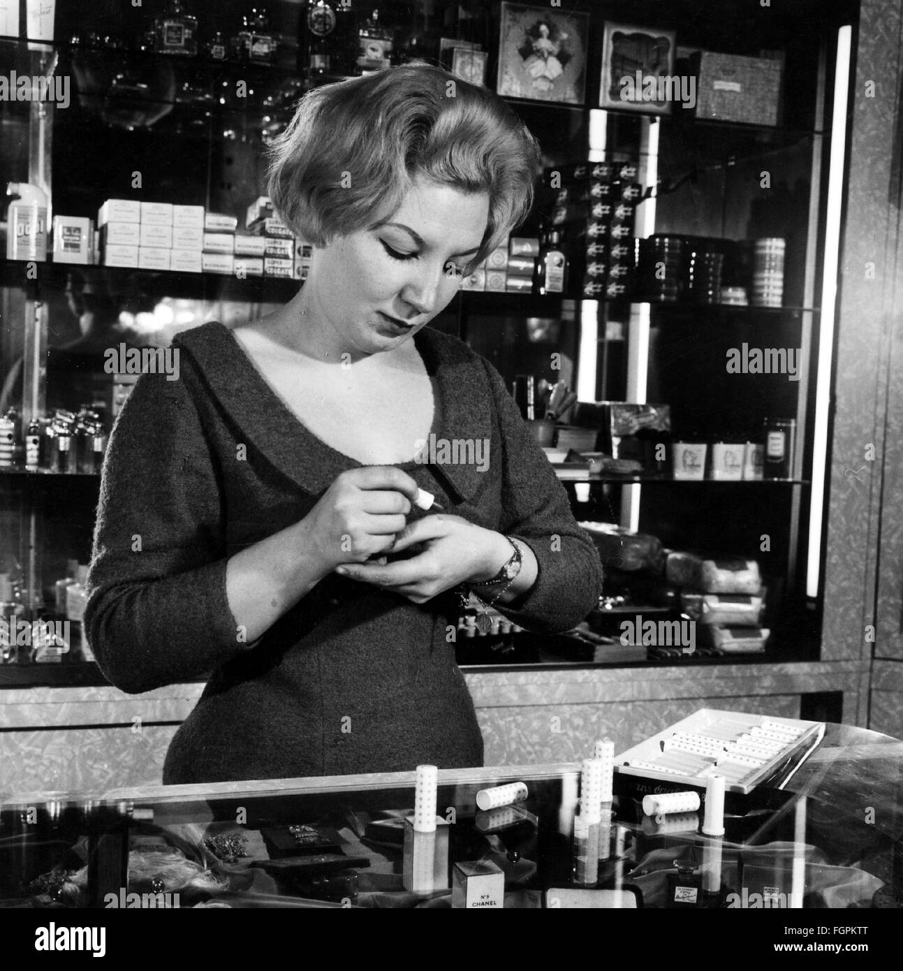 Handel, Geschäfte, 'Tante-Emma-Laden', Verkäuferin testet kosmetisches ...