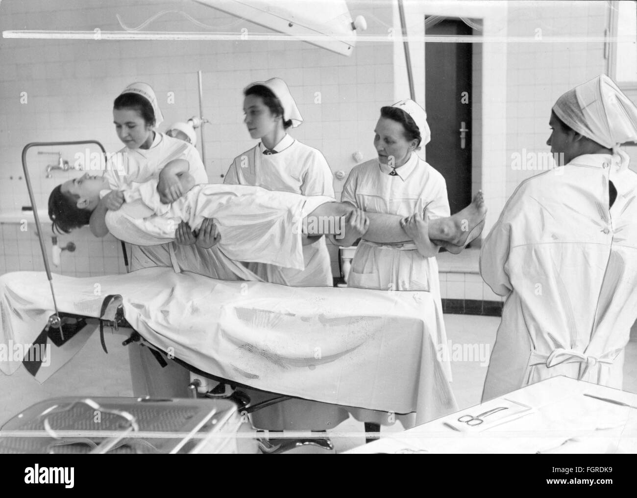 Legen sie weibliche krankenschwestern -Fotos und -Bildmaterial in hoher ...