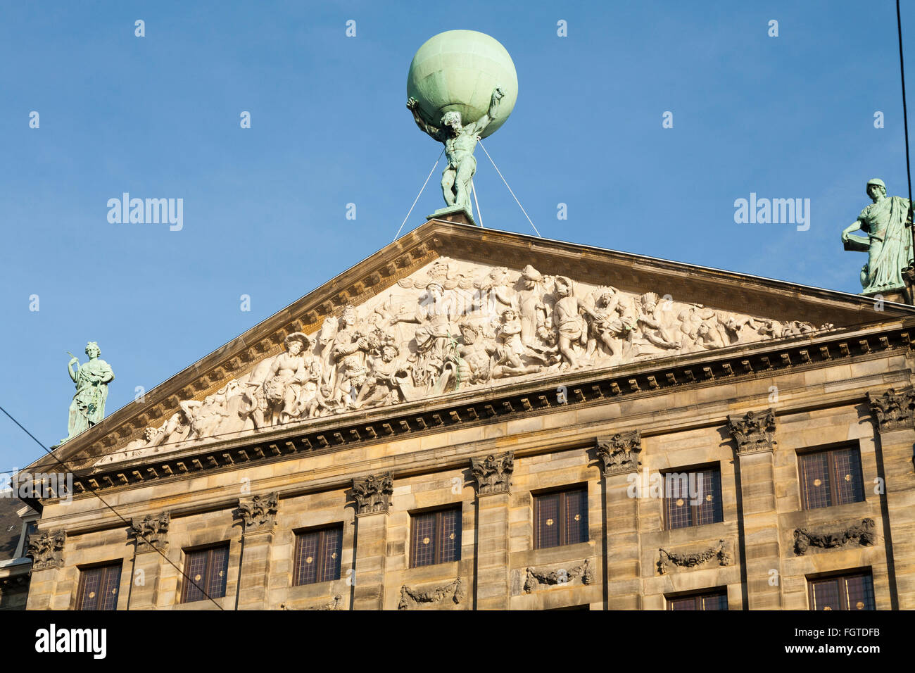 Atlas statue königspalast -Fotos und -Bildmaterial in hoher Auflösung ...