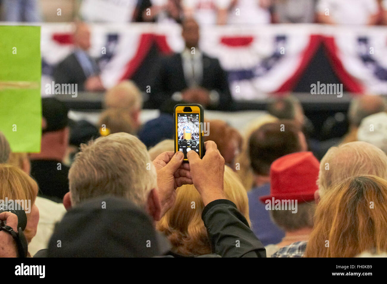 Las Vegas, Nevada, USA. 22. Februar 2016. Ein Publikum Mitglied nimmt ...