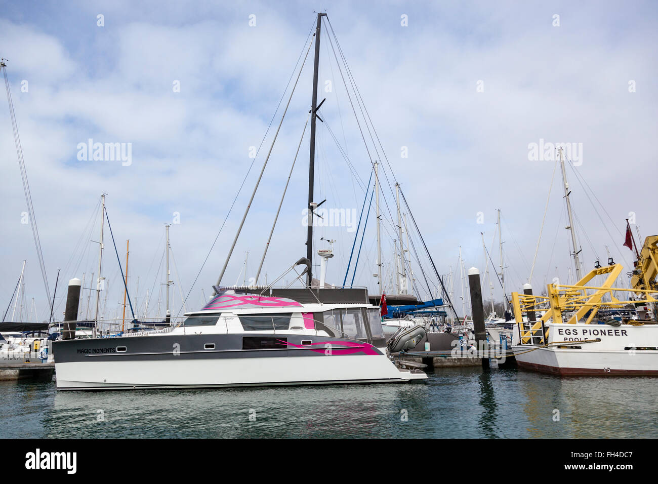 Farbenfrohe moderne Design-Segel-Katamaran im Haslar Marina, Gosport ... Farbenfrohe moderne Design-Segel-Katamaran im Haslar Marina, Gosport ...