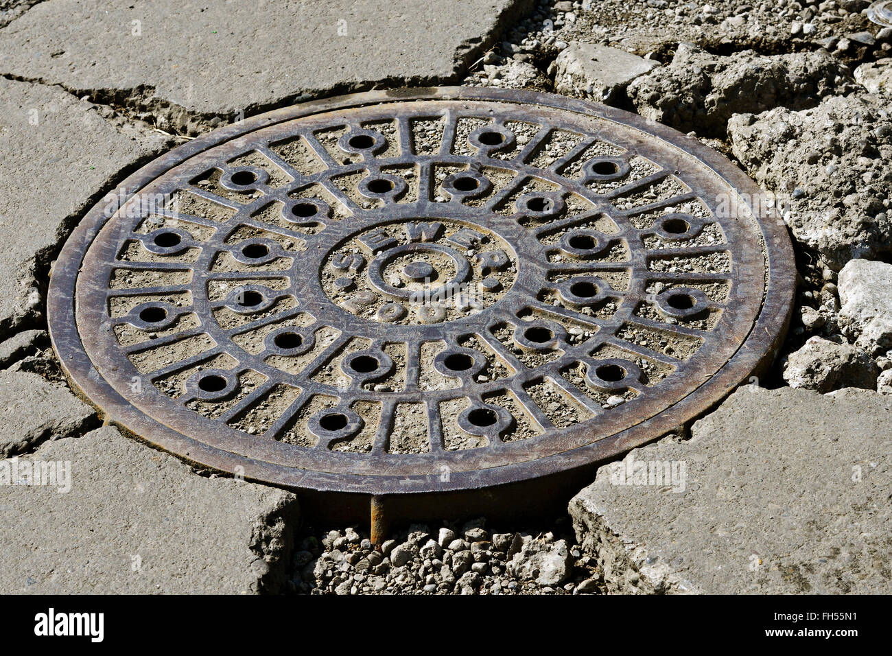 Kanaldeckel abflussdeckel -Fotos und -Bildmaterial in hoher Auflösung ...