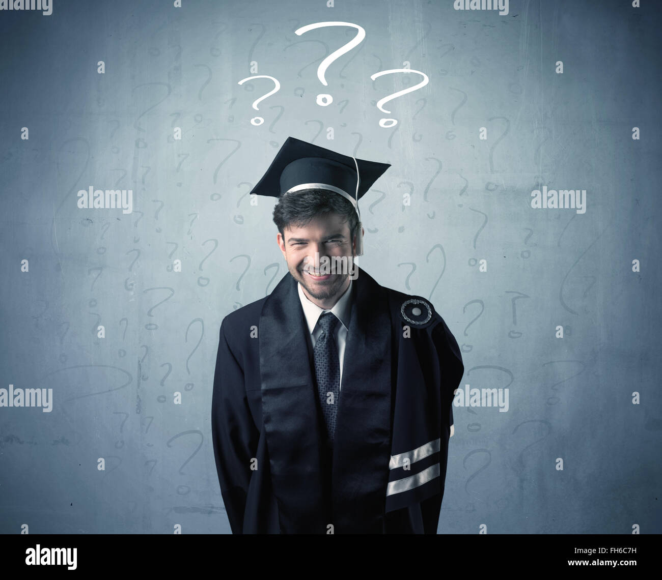 Graduate Jugendlicher mit Fragezeichen gezeichnet Stockfotografie - Alamy