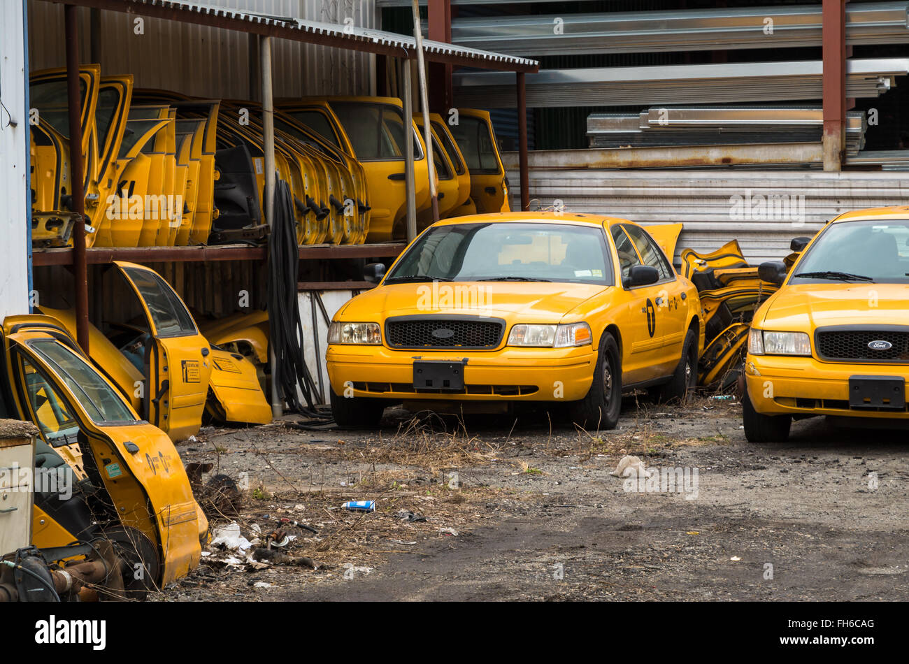 Kaputtes garagentor -Fotos und -Bildmaterial in hoher Auflösung – Alamy