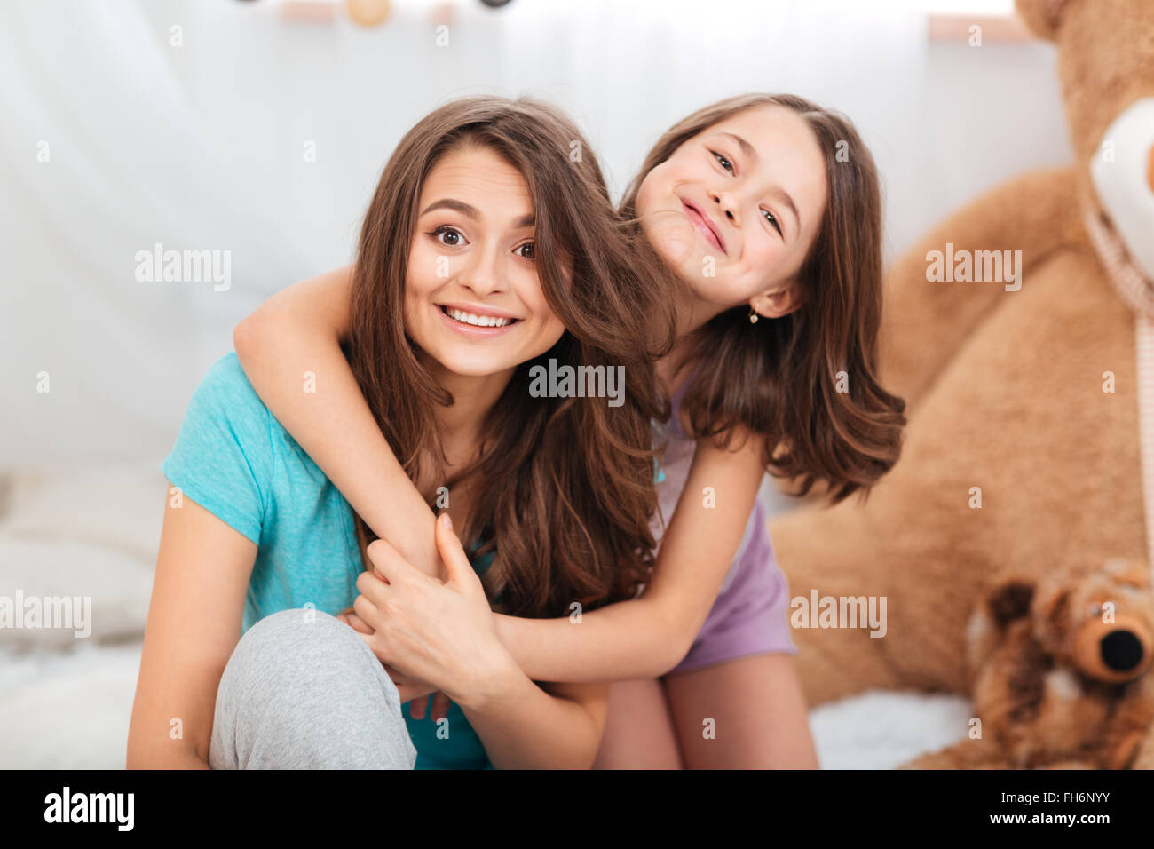 Teen sisters and hugging -Fotos und -Bildmaterial in hoher Auflösung – Alamy