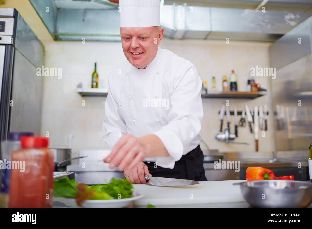 Koch Kochen leckeres Essen in der Küche Stockfotografie - Alamy Koch Kochen leckeres Essen in der Küche Stockfotografie - Alamy