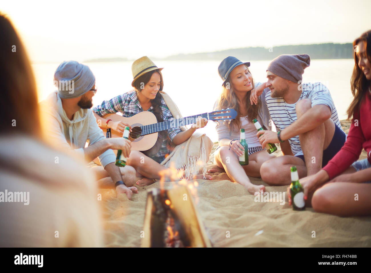 Freunde am lagerfeuer am strand -Fotos und -Bildmaterial in hoher ...