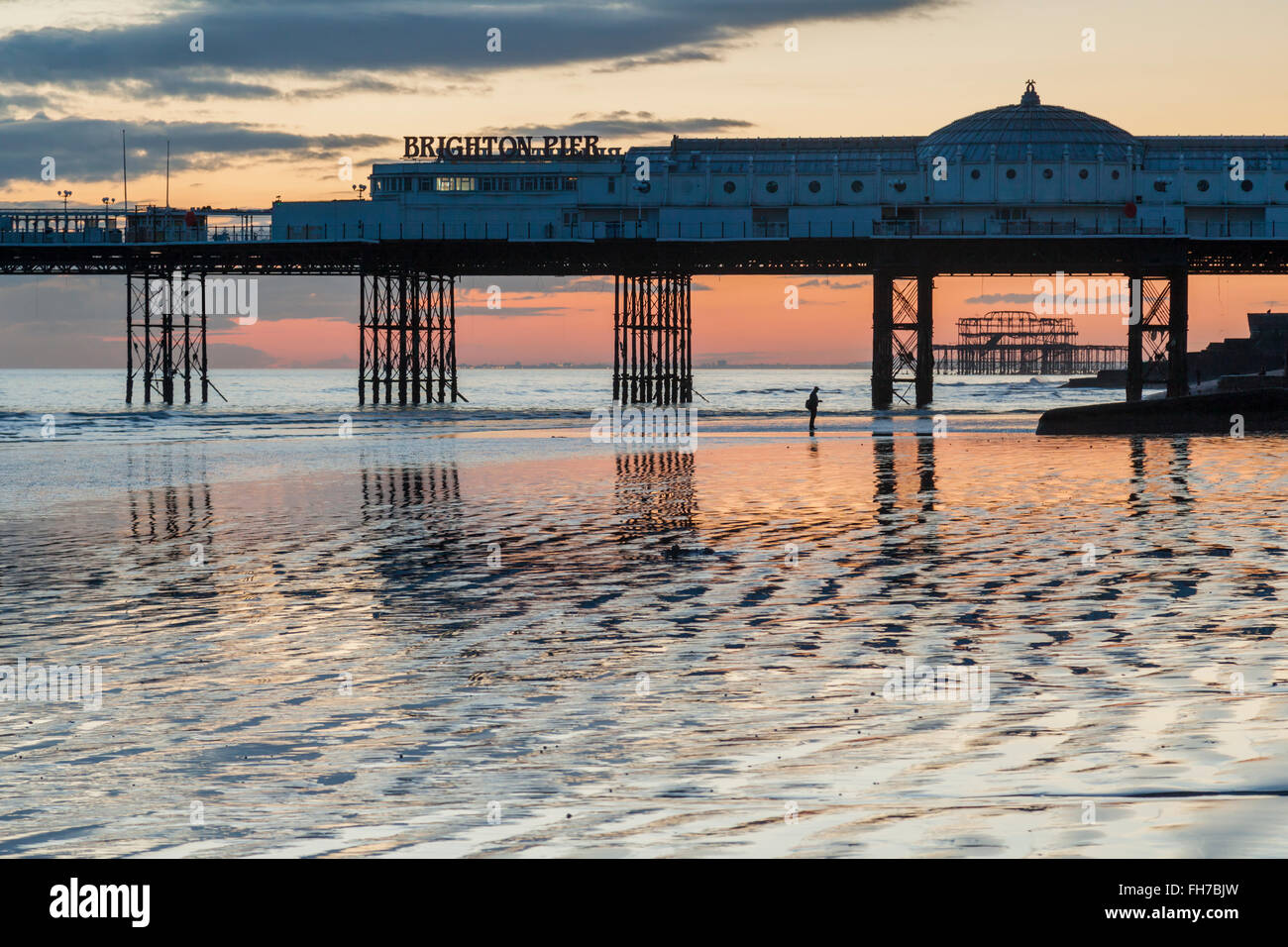 Abend am Brighton Strand bei Ebbe, East Sussex, England Stockfotografie ...
