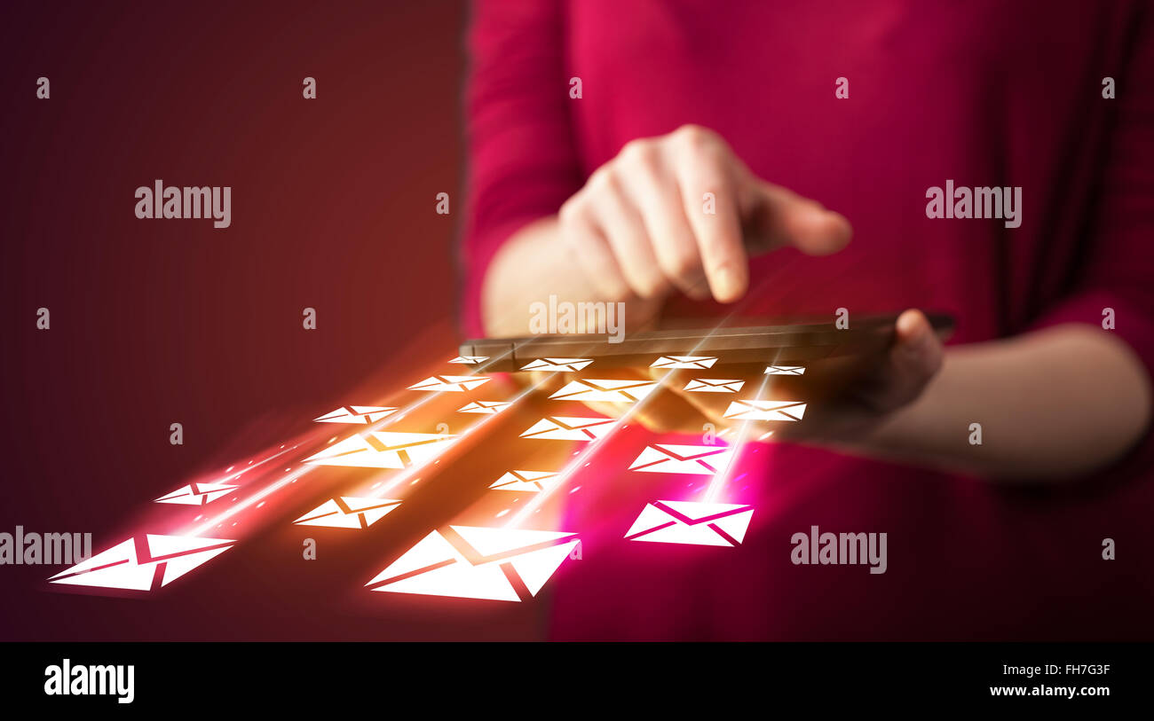 Hand halten Tablet und senden von e-Mail-Symbole Stockfotografie - Alamy