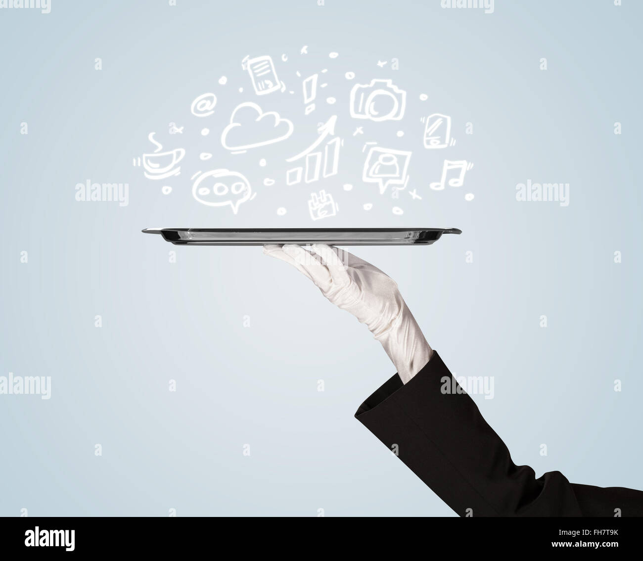 Kellner mit Tablett mit Media-icons Stockfotografie - Alamy
