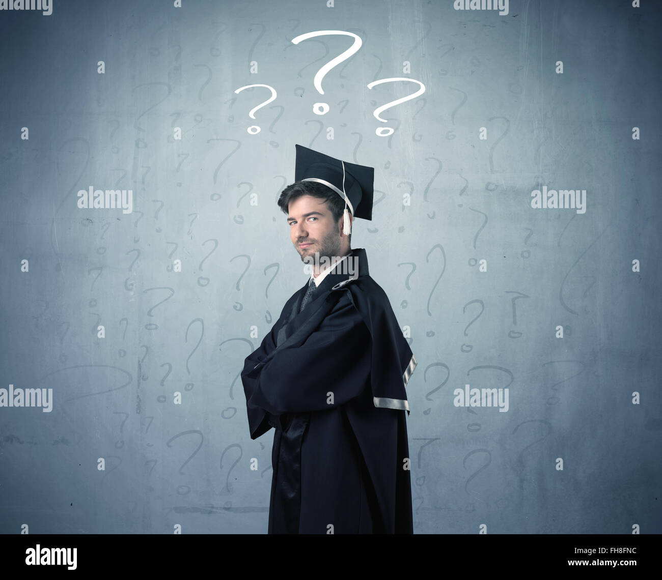 Graduate Jugendlicher mit Fragezeichen gezeichnet Stockfotografie - Alamy
