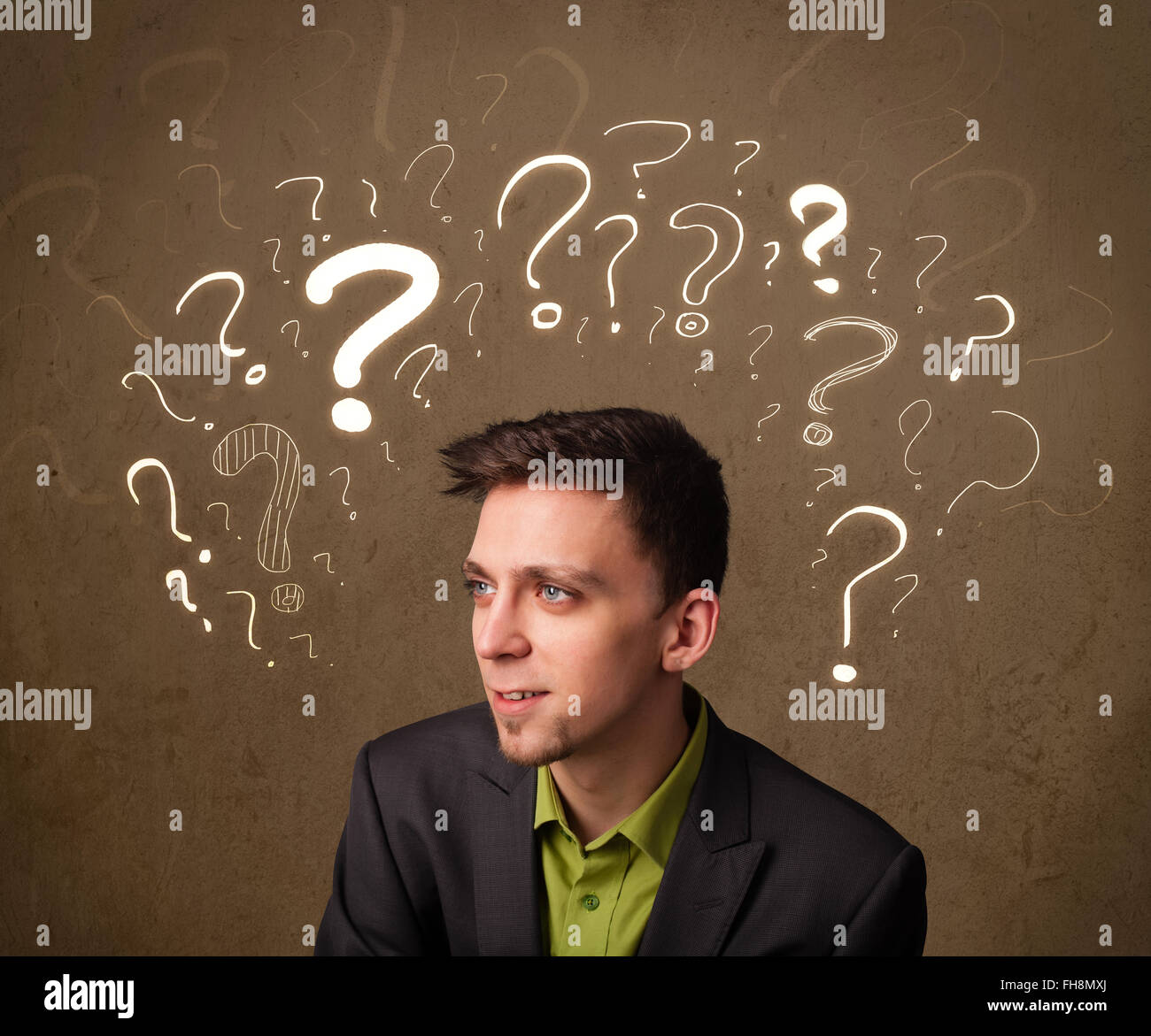 Mann mit Fragezeichen-Symbole um seinen Kopf Stockfotografie - Alamy