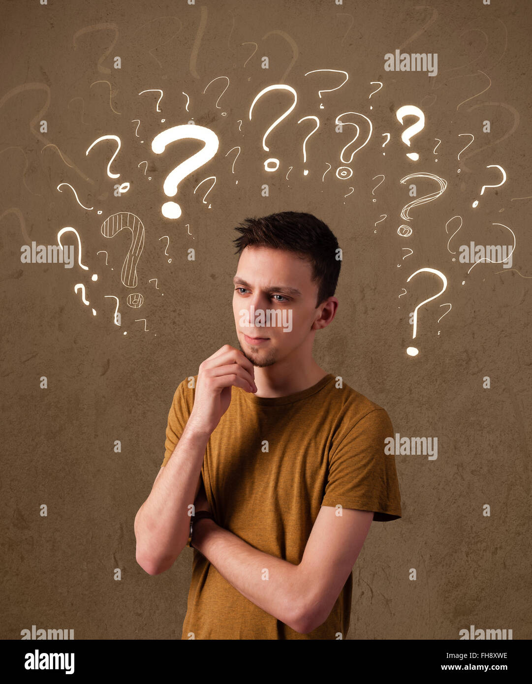 Mann mit Fragezeichen-Symbole um seinen Kopf Stockfotografie - Alamy