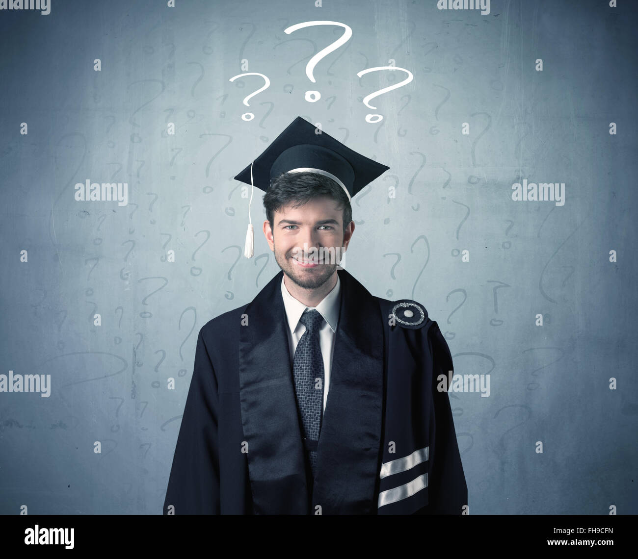 Graduate Jugendlicher mit Fragezeichen gezeichnet Stockfotografie - Alamy