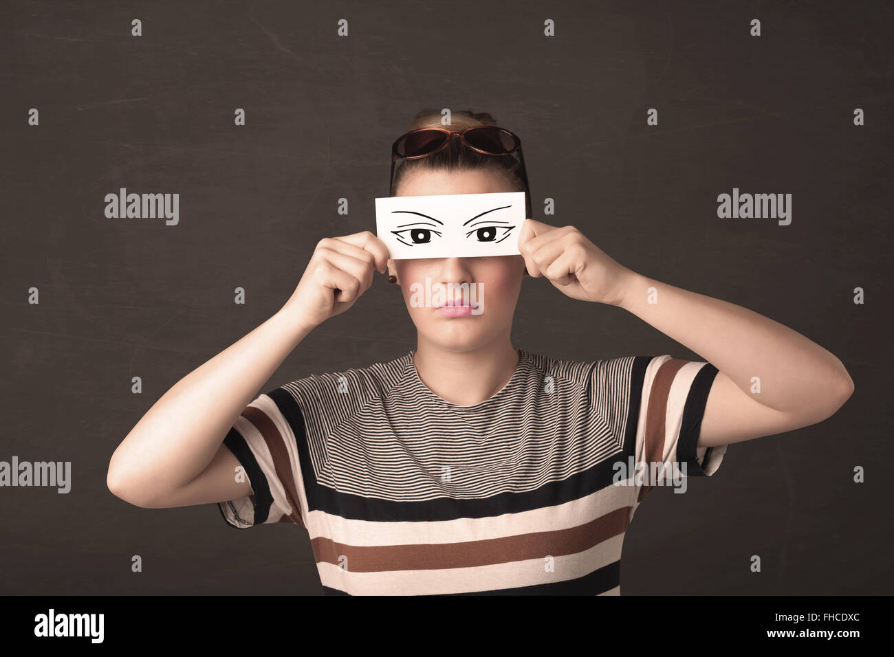 Dummer junge mit Hand gezeichnet Auge Papier Stockfotografie - Alamy