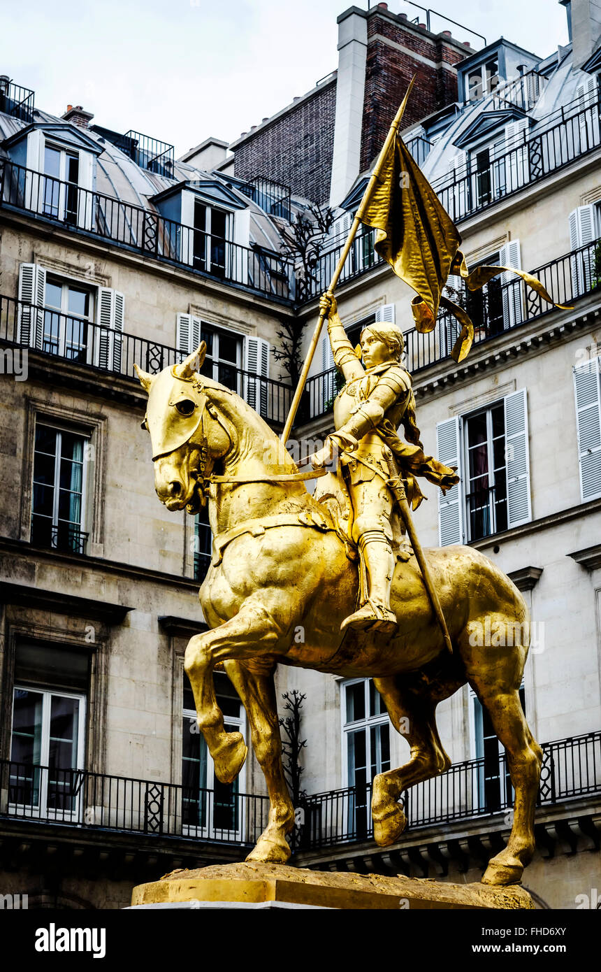 Die goldene Statue des Heiligen Jeanne d ' Arc auf der Rue de Rivoli in ...
