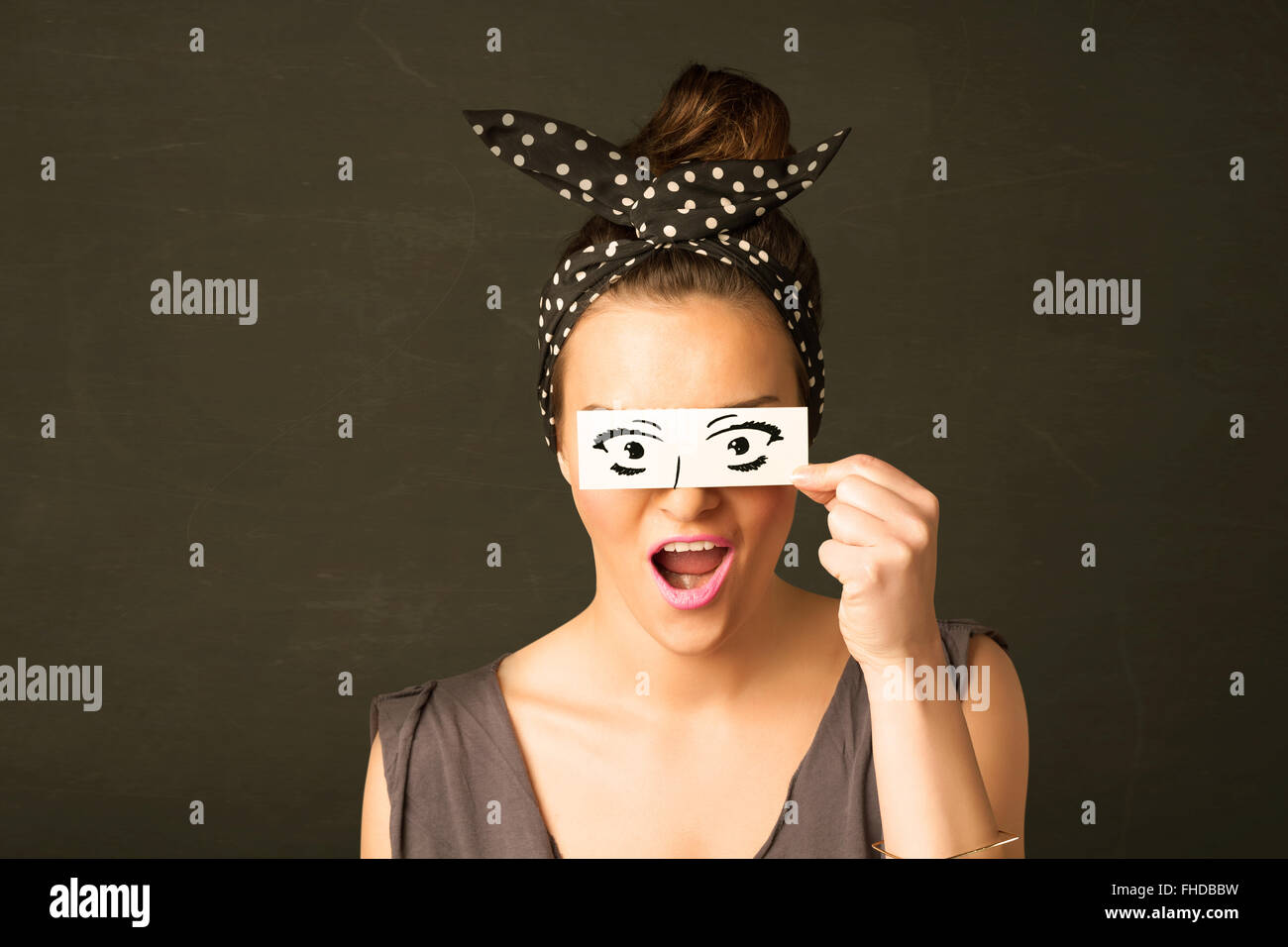 Dummer junge mit Hand gezeichnet Auge Papier Stockfotografie - Alamy