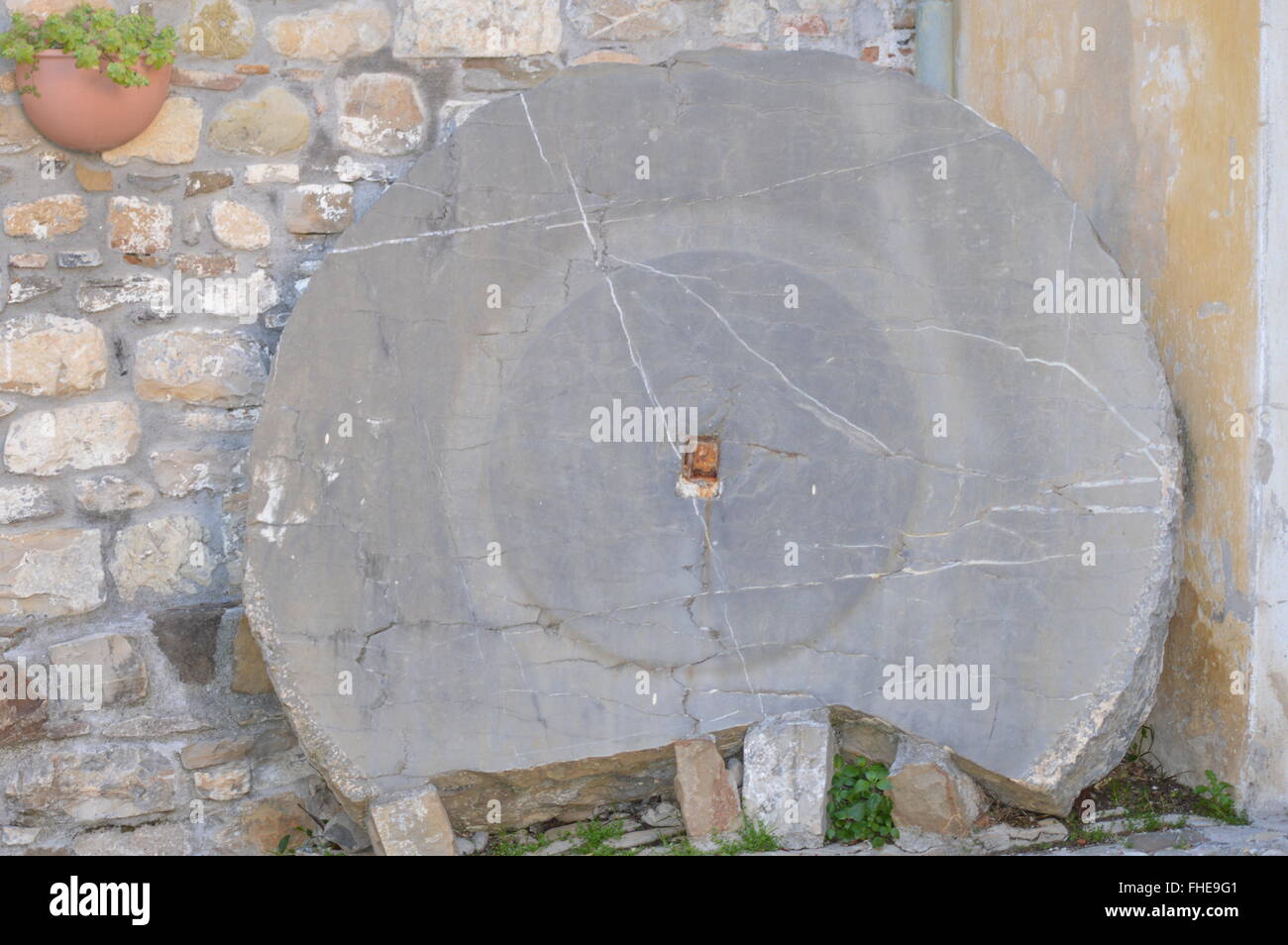 Alter mühlstein -Fotos und -Bildmaterial in hoher Auflösung – Alamy
