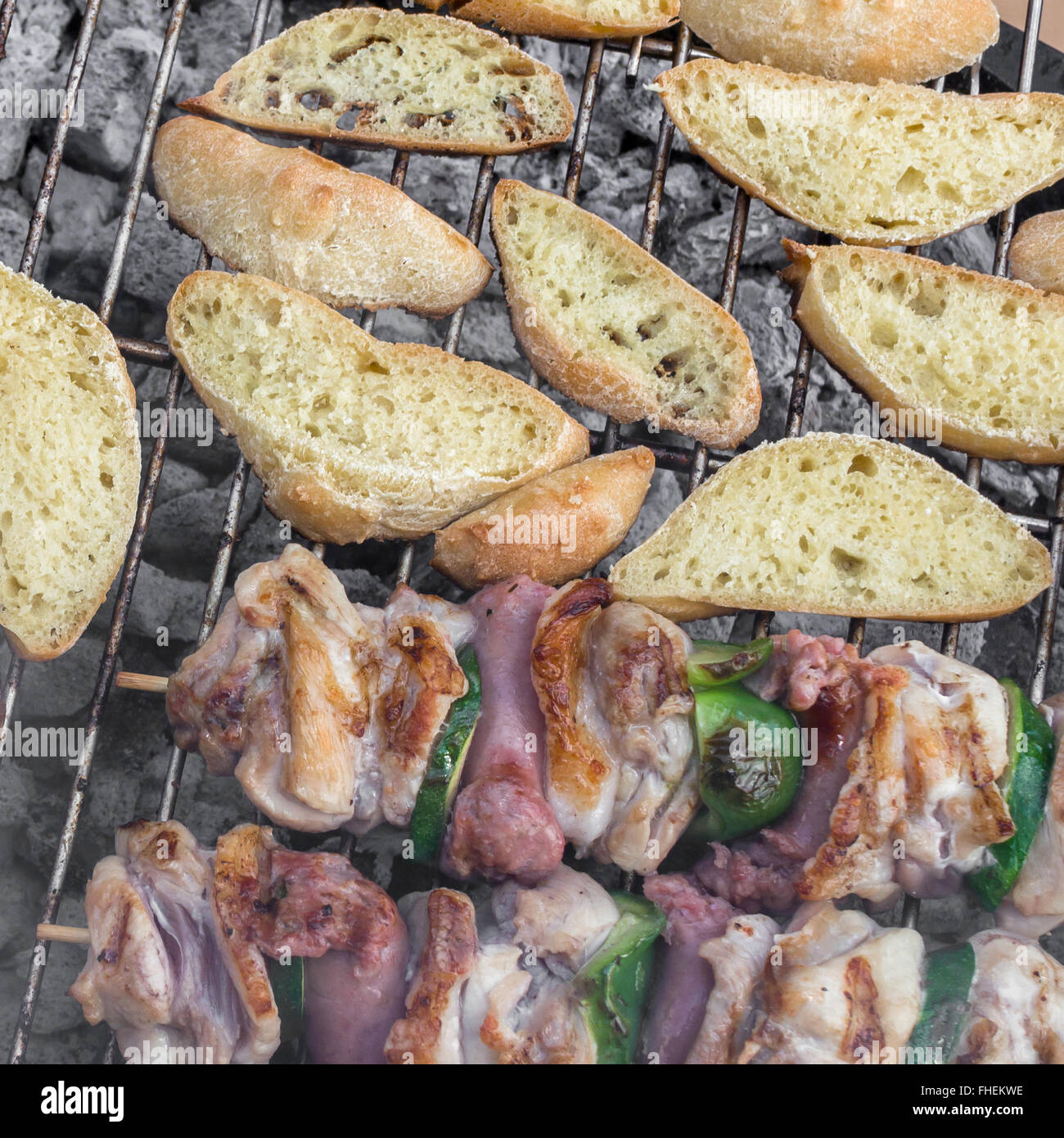 Bar-B-Q oder BBQ mit Kebab zu kochen. Kohle-Grill Hähnchen ...