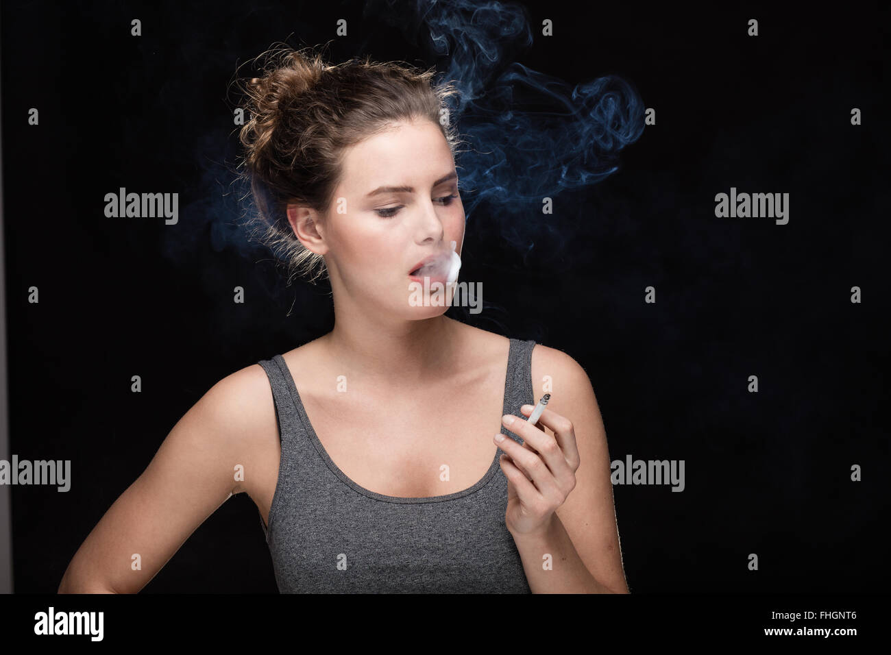 Rauchende frau -Fotos und -Bildmaterial in hoher Auflösung – Alamy