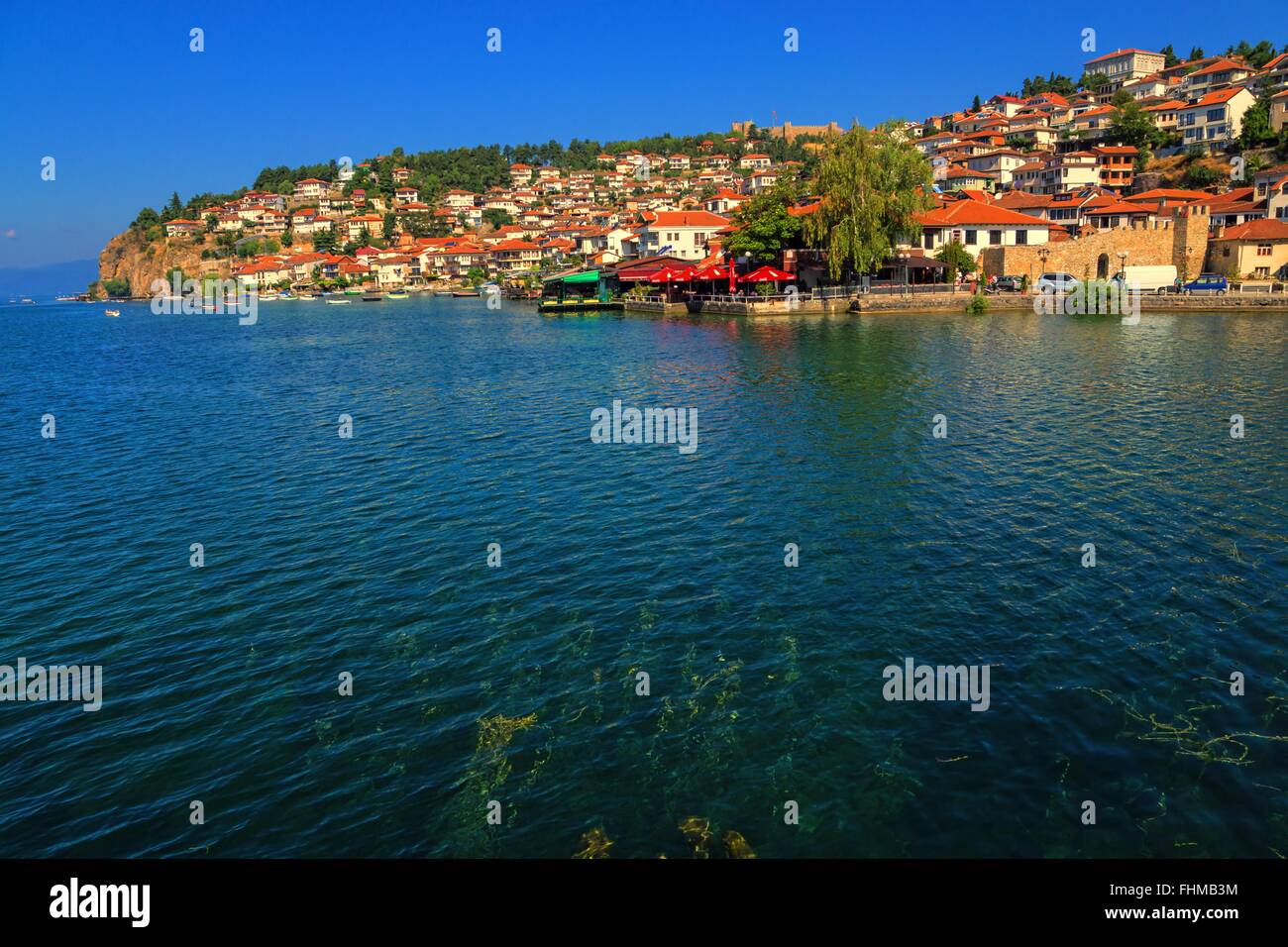 Das Dorf Ohrid am Ohridsee in Mazedonien. Schuss aus dem See. Ohrid-See ...