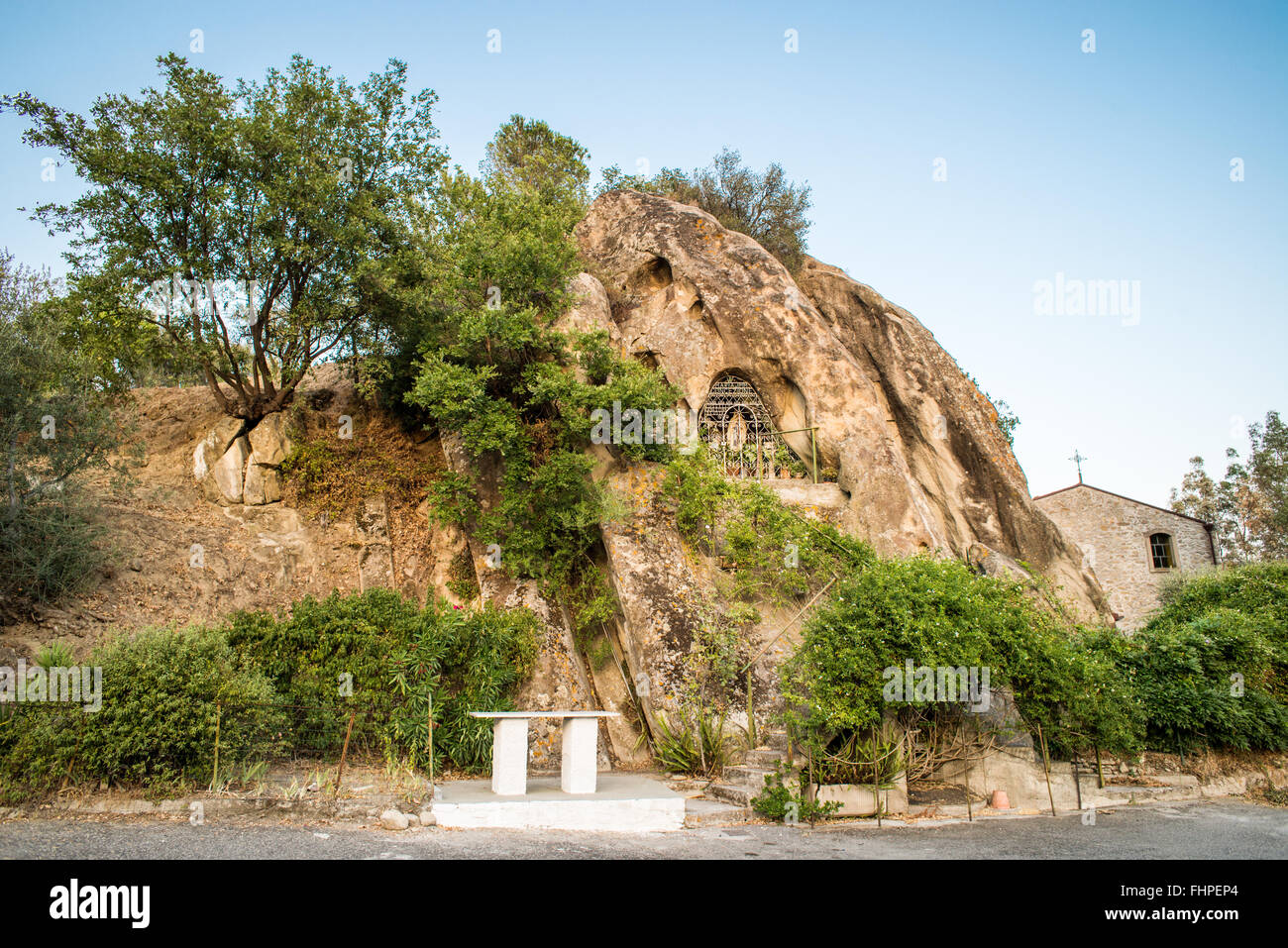 Kirche im fels -Fotos und -Bildmaterial in hoher Auflösung – Alamy