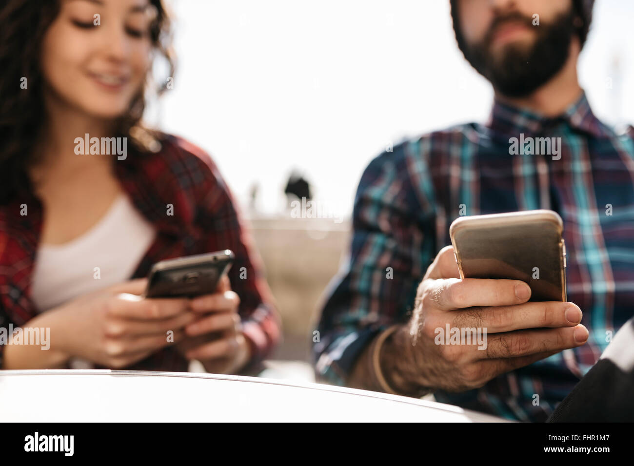 Menschen Mit Mobiltelefonen Stockfotos & Menschen Mit Mobiltelefonen ...